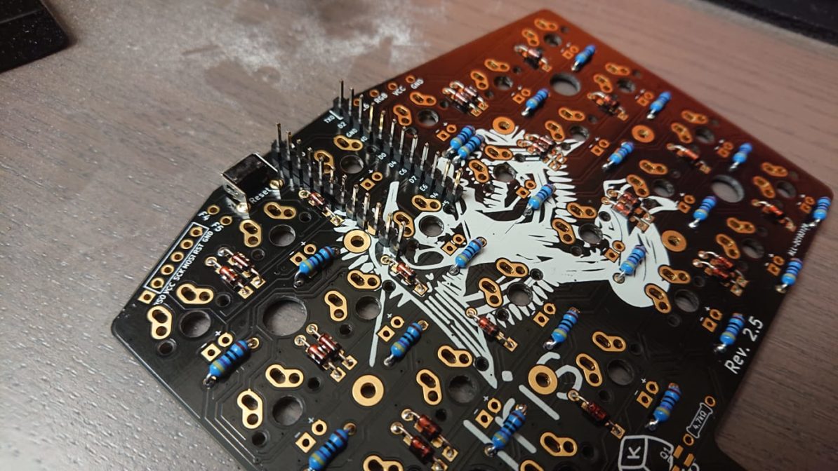 My first custom keyboard: An Iris build log – Thomas Baart